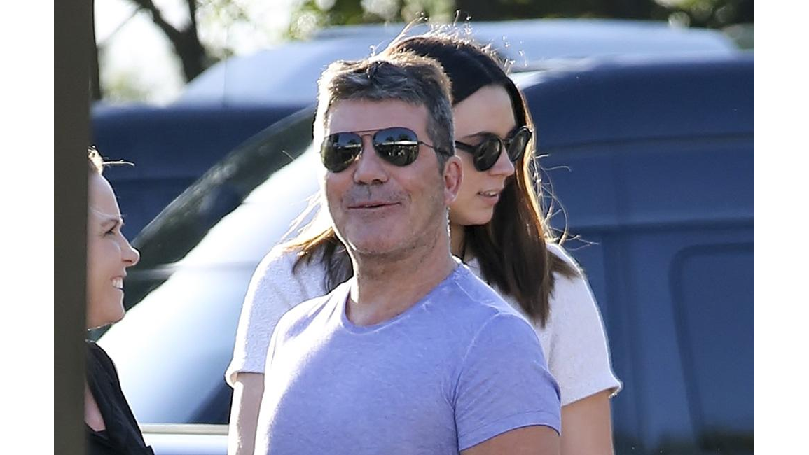 Simon Cowell's embarrassing fall - 8days