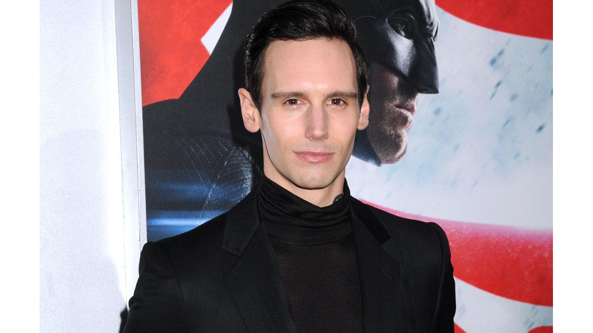 Cory Michael Smith comes out as gay - 8 Days