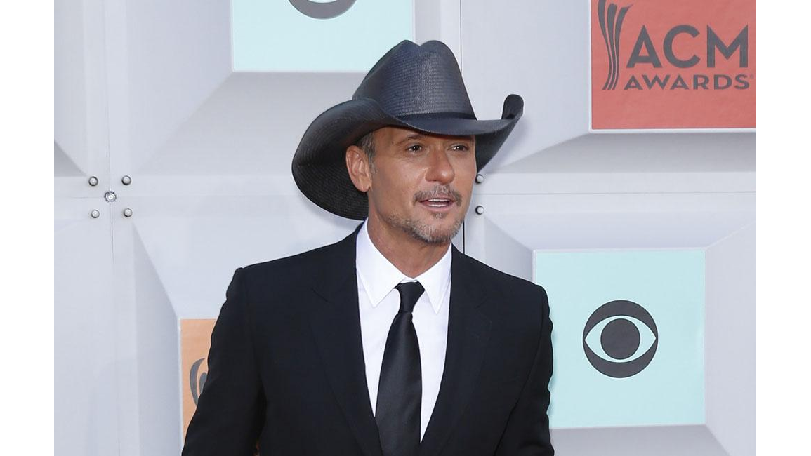 Tim McGraw collapses on stage - 8days