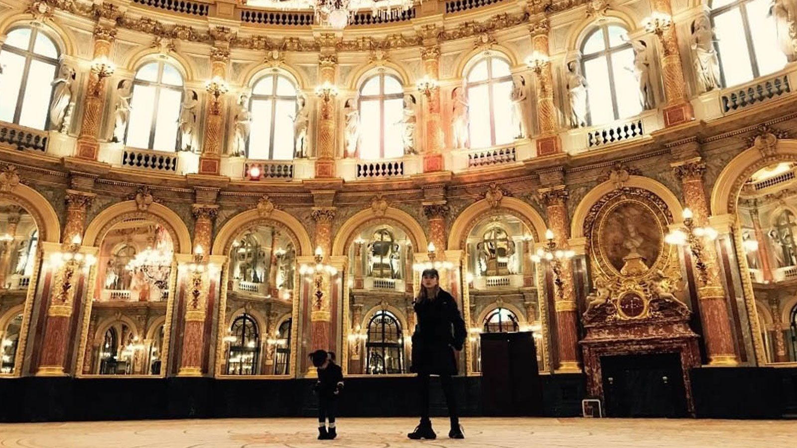 Jay Chou shares updates about family’s vacation in Paris - 8days