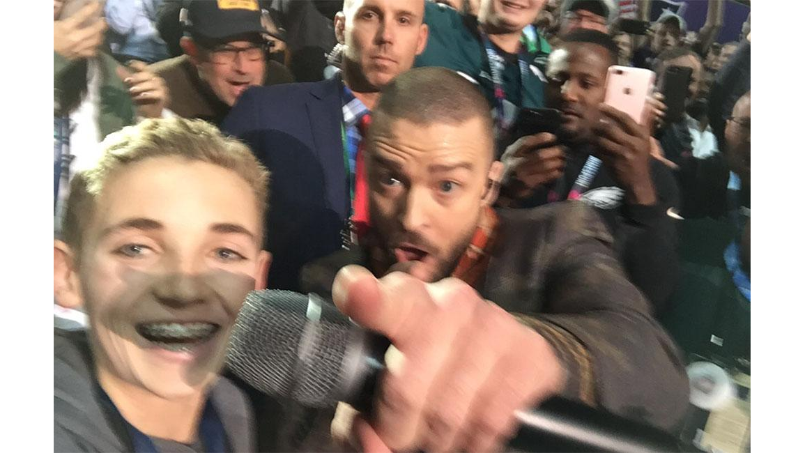 Justin Timberlake snaps Super Bowl selfie with fan - 8days