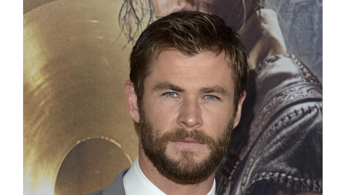 Chris Hemsworth's awkward bum discussion - 8 Days