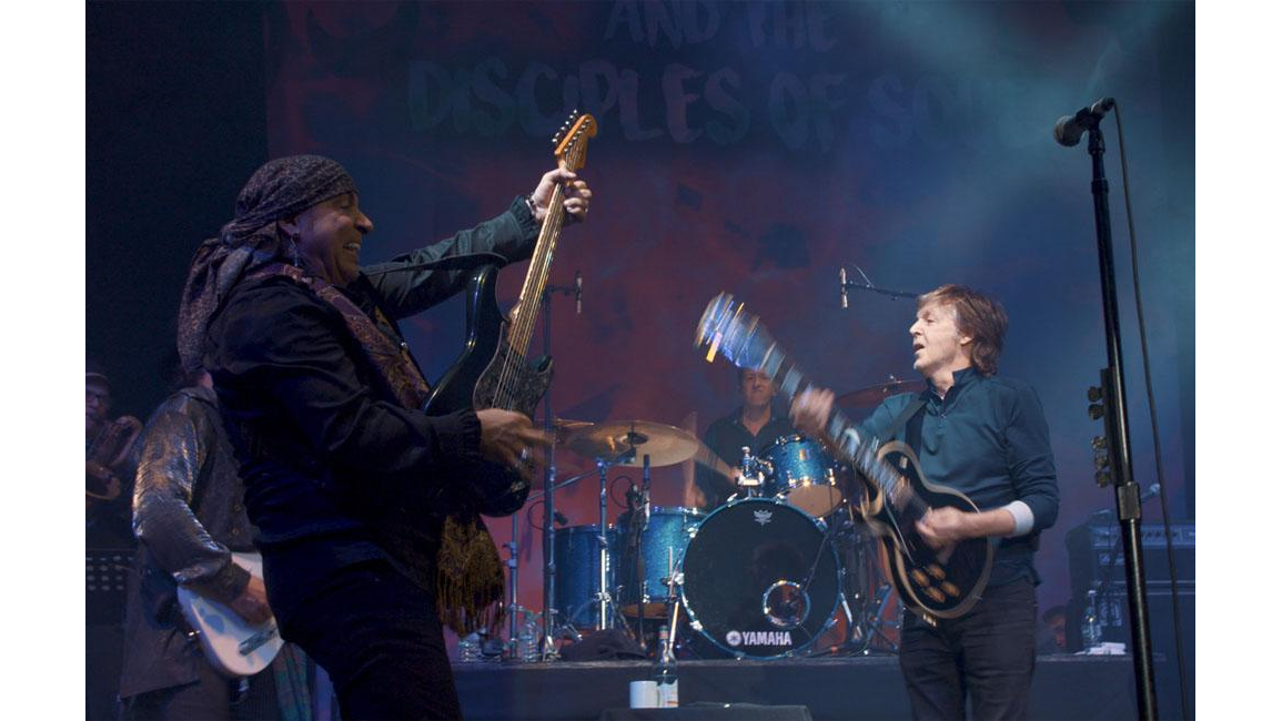 Paul McCartney rocks out with Steven Van Zandt in London - 8 Days