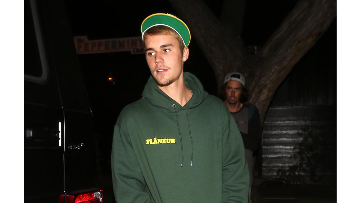 Justin Bieber's girlfriend 'screened' by his pastor - 8days