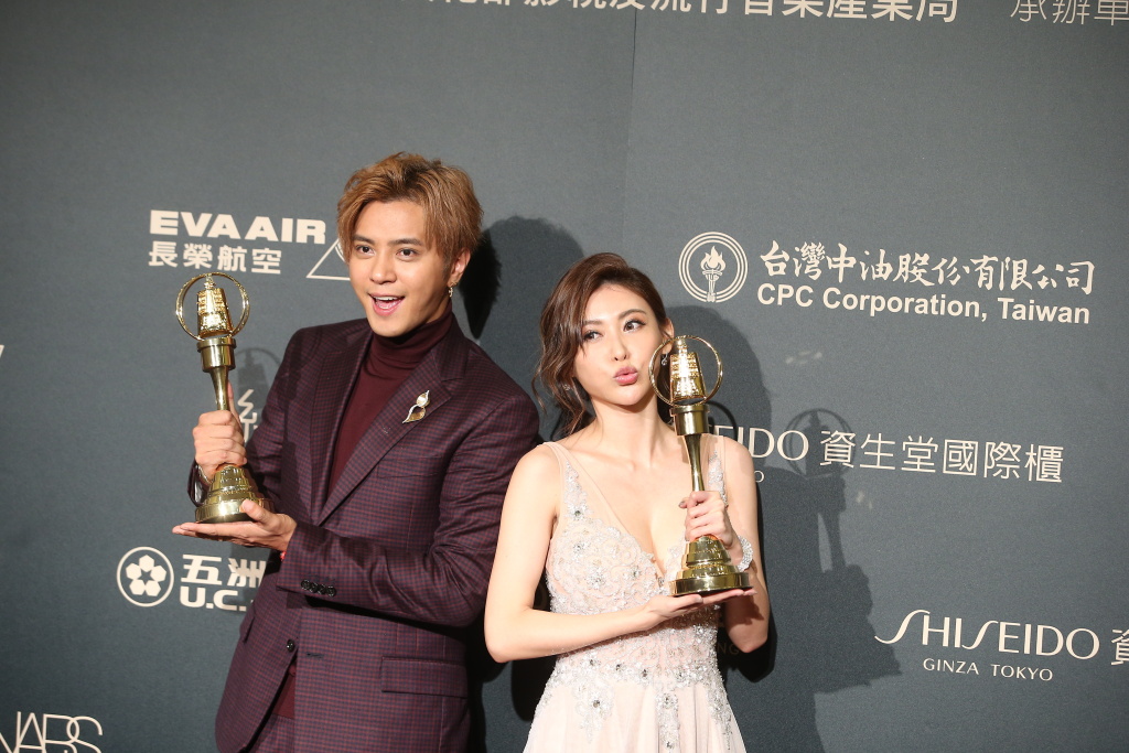 Show Luo wins a Golden Bell award after 7 years - 8days