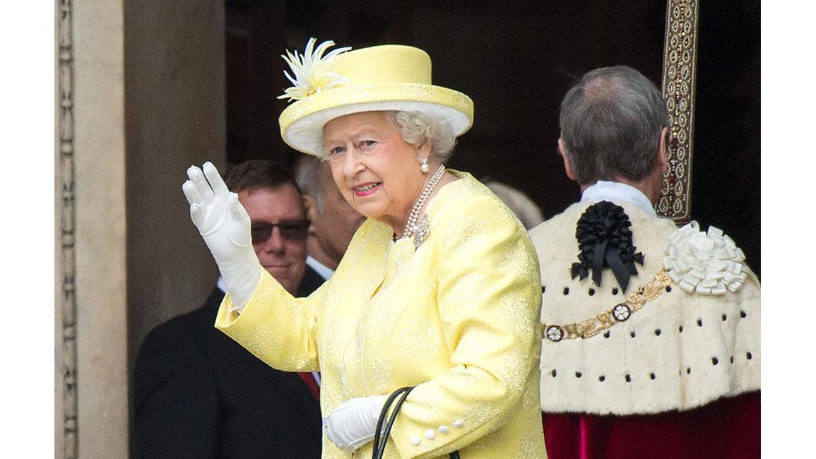 Queen Elizabeth bemoans poor weather - 8 Days