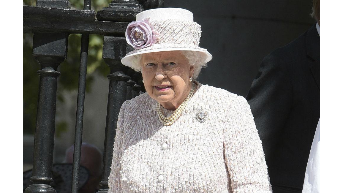 Queen Elizabeth's toys to be auctioned off - 8days