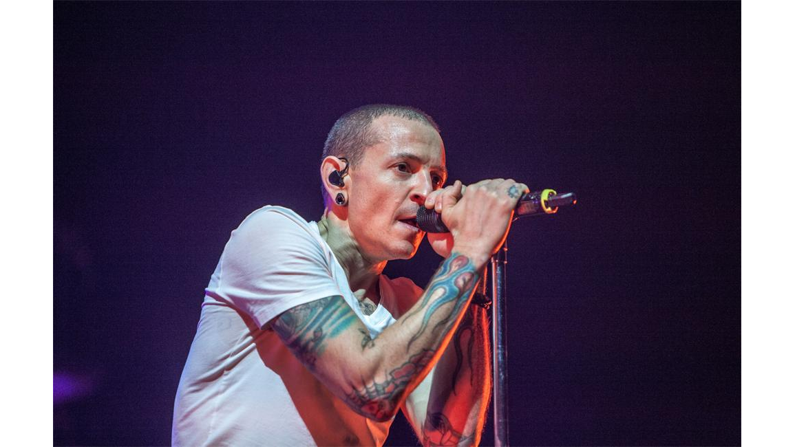 Chester Bennington's widow shares video of late star - 8days