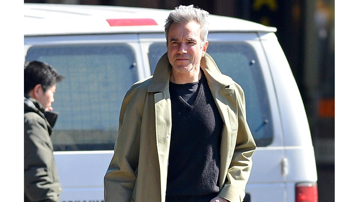 Daniel Day-Lewis has broken arm - 8days
