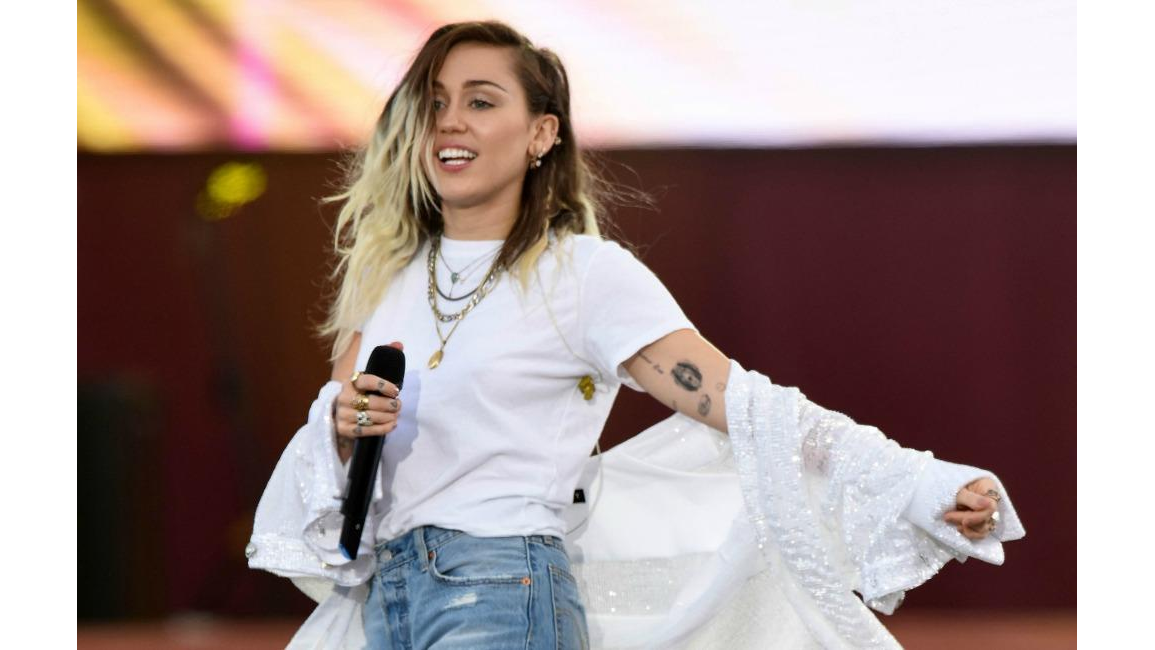 Miley Cyrus recruits 85-year-old drag queen for MTV VMAs - 8days