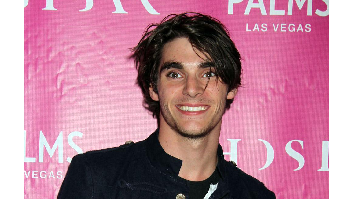 RJ Mitte isn't 'financially stable' - 8days