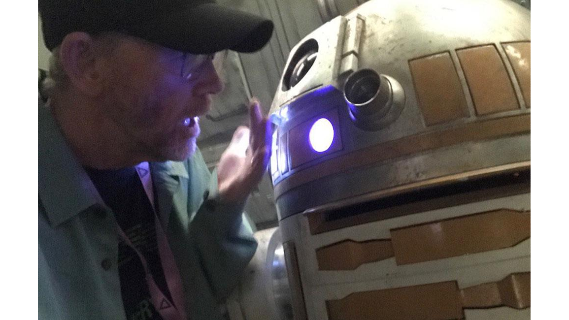Ron Howard reveals new golden R2 unit - 8days