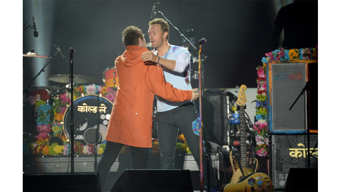 Liam Gallagher builds bridges with 'cool' Chris Martin - 8days