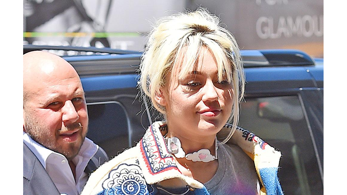 Miley Cyrus dedicates The Voice performance to Ariana Grande - 8 Days