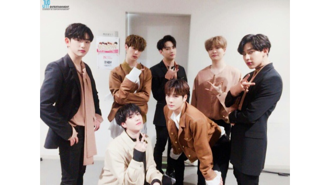 [KCON 2017] GOT7 and Monsta X Poses Next to Fan Art Pieces - 8days