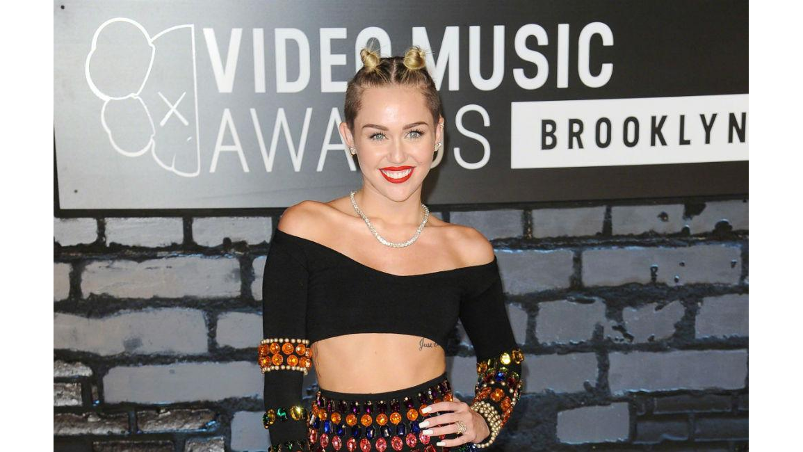 Miley Cyrus ate dinner while covered in pig poo - 8days