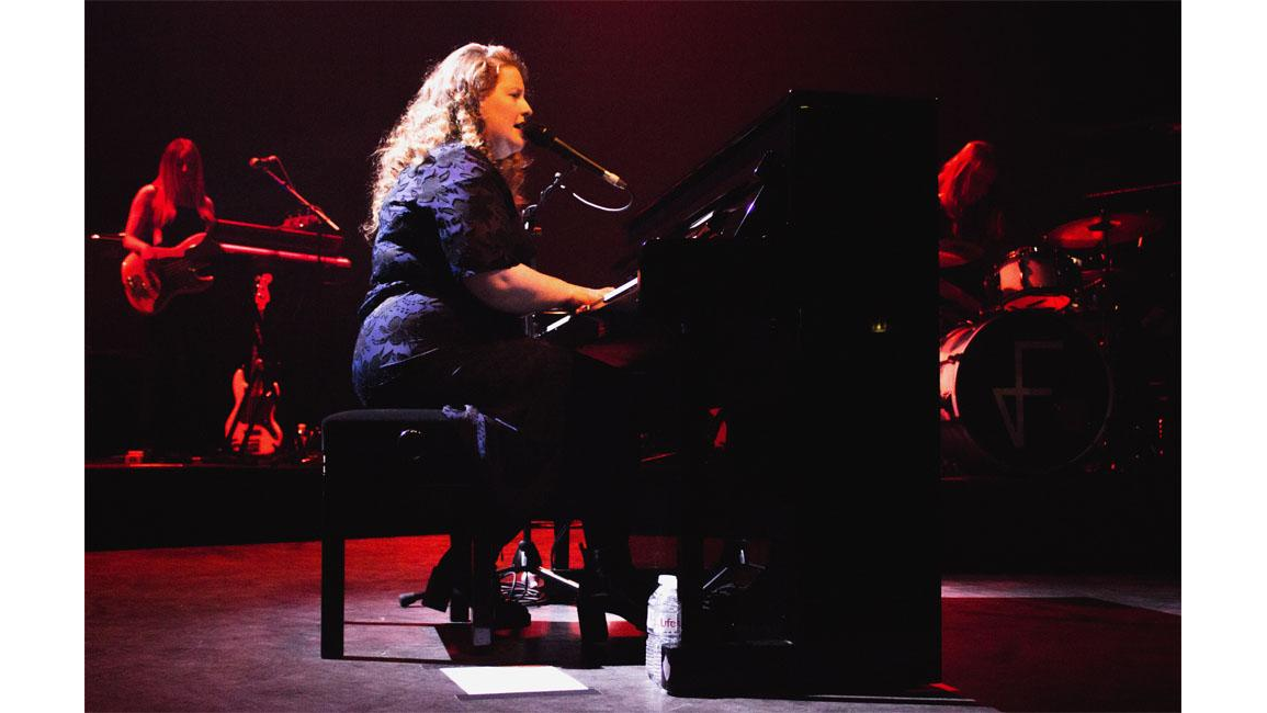 Frances gets intimate with fans in London - 8days