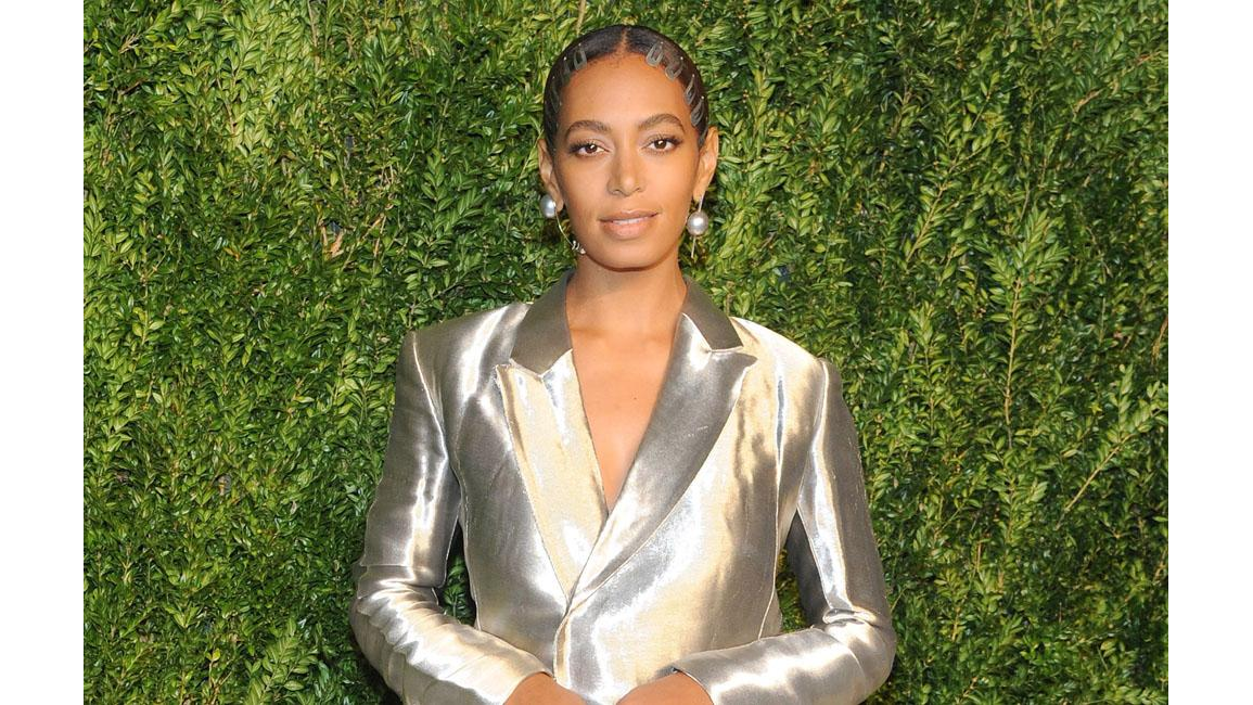 Solange praises mother as heart of the family - 8days