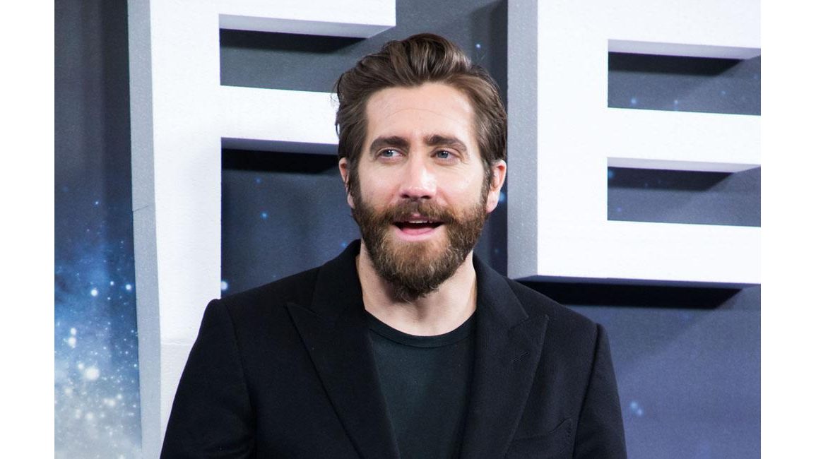 Ryan Reynolds and Jake Gyllenhaal fear alien attack - 8 Days