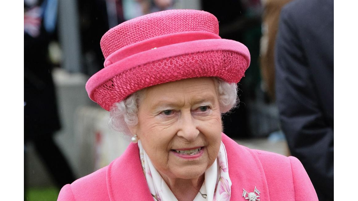 Queen Elizabeth re-opens National Army Museum - 8days