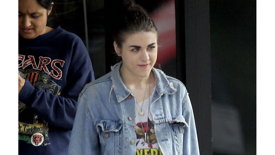 Frances Bean Cobain Marks Dad Kurt Cobains Birthday With Tribute 8days