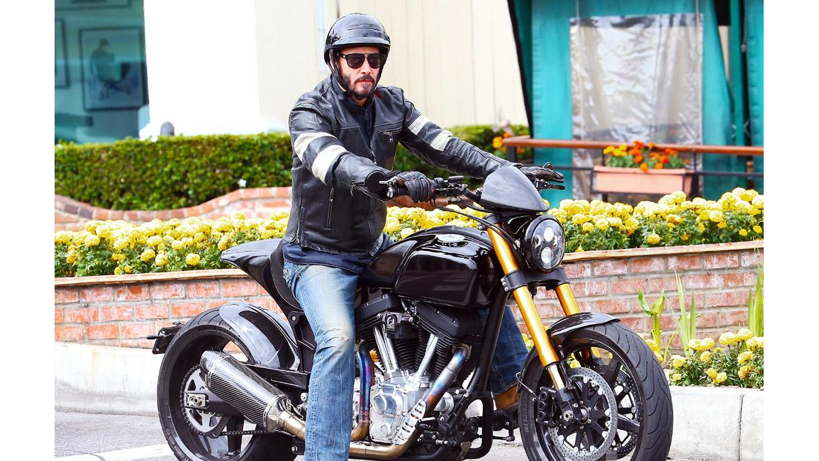 Keanu Reeves 'prudent' on his bike - 8days