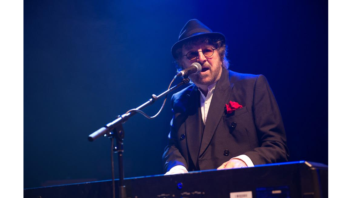 Chas and Dave singer Chas Hodges vows to beat cancer - 8days