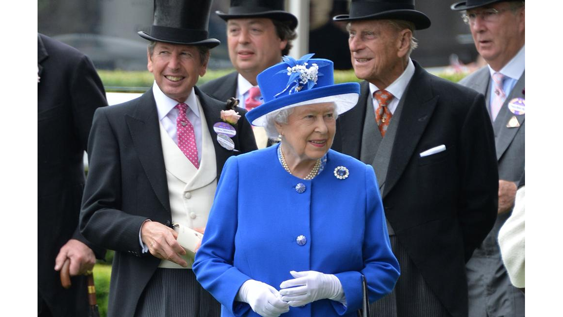 Queen Elizabeth hid in a bush to avoid former Romanian president - 8days