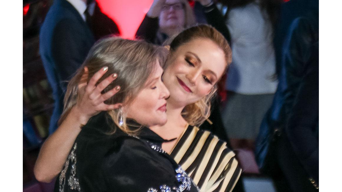 Billie Lourd is staying strong - 8days