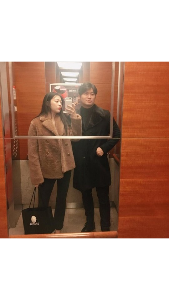 Sulli and Dynamic Duo′s Choiza Featured in New Couple Photo - 8days