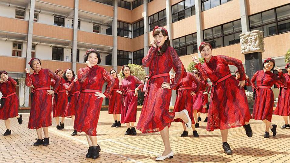 Show Luo transforms into Beauty Lo - 8days