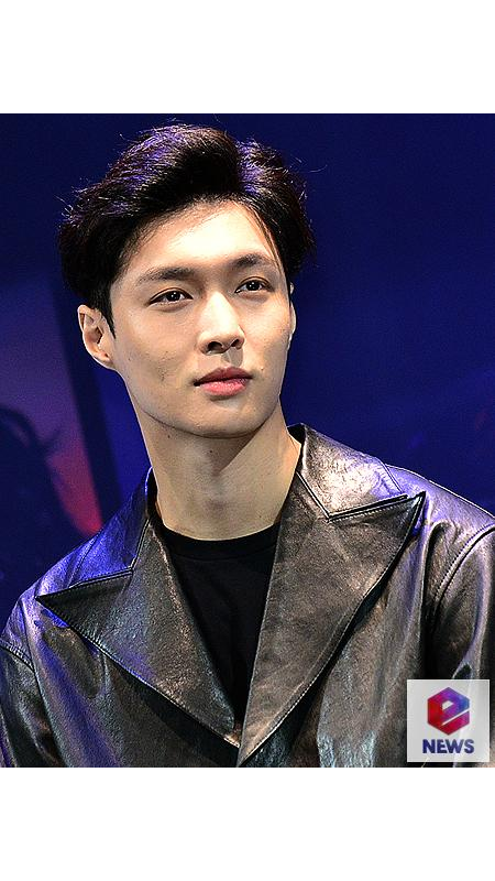 EXO′s Lay Faints While Boarding Flight - 8days