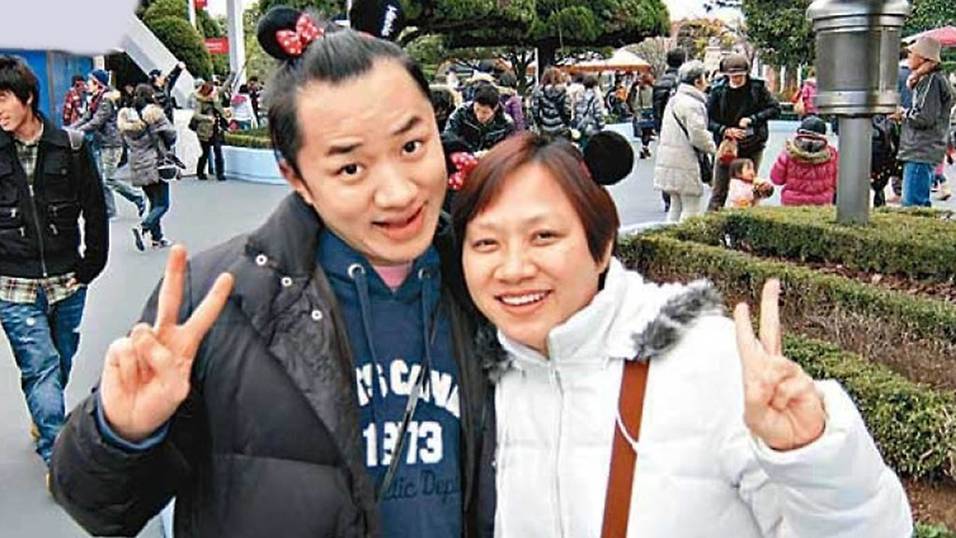 Wong Cholam splashes out on luxury apartment for mum - 8days