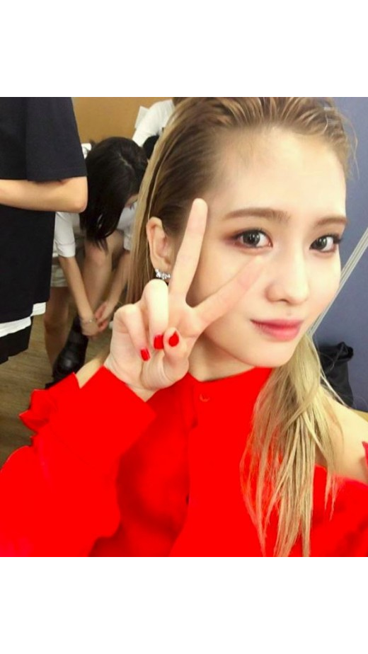 Twice′s Momo Shares Sexy Selfie Before ′hit The Stage′ Broadcast 8 Days