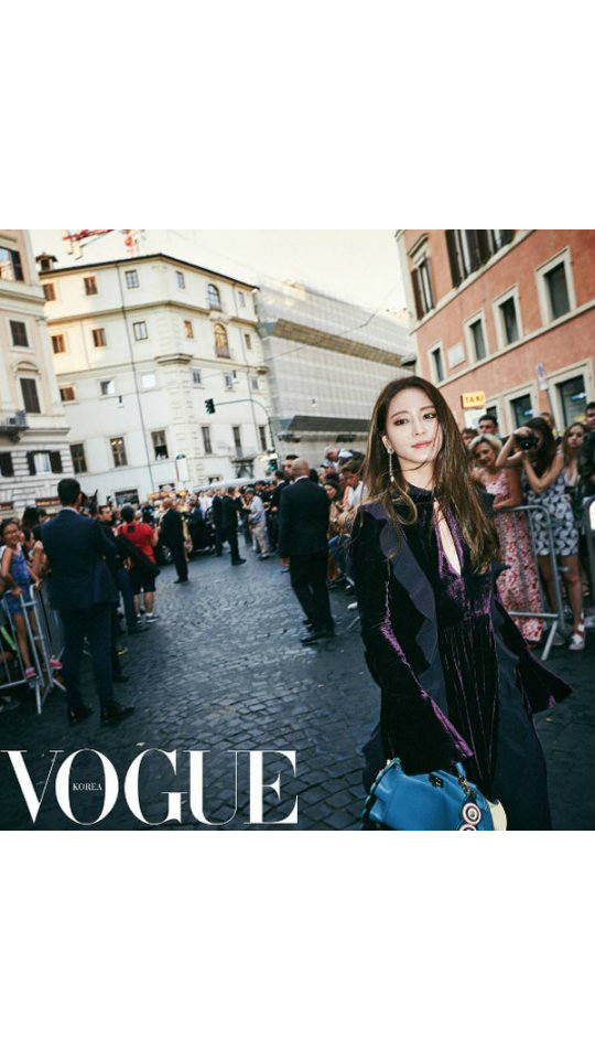 Han Ye Seul Looks Chic as She Poses in Rome for ′Vogue Korea′ - 8days