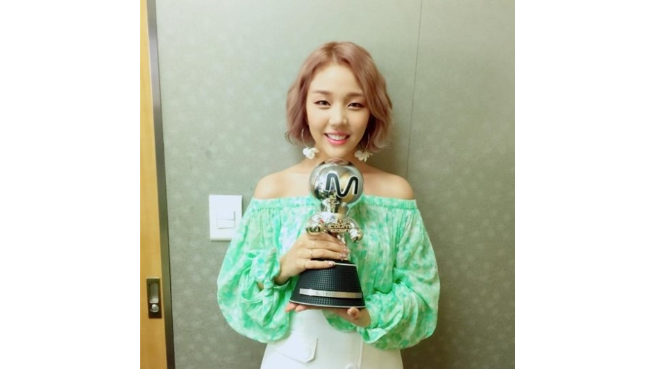 Baek A Yeon Takes Home ′M COUNTDOWN′ Trophy - 8days