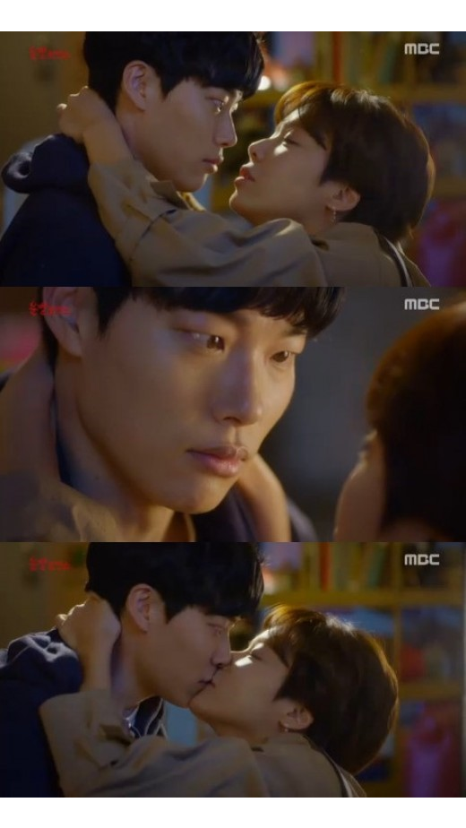 Hwang Jung Eum and Ryu Jun Yeol Share Kiss Scene - 8days