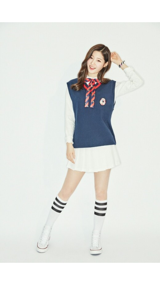 I.O.I’s Jung Chaeyeon Poses in School Uniform - 8days
