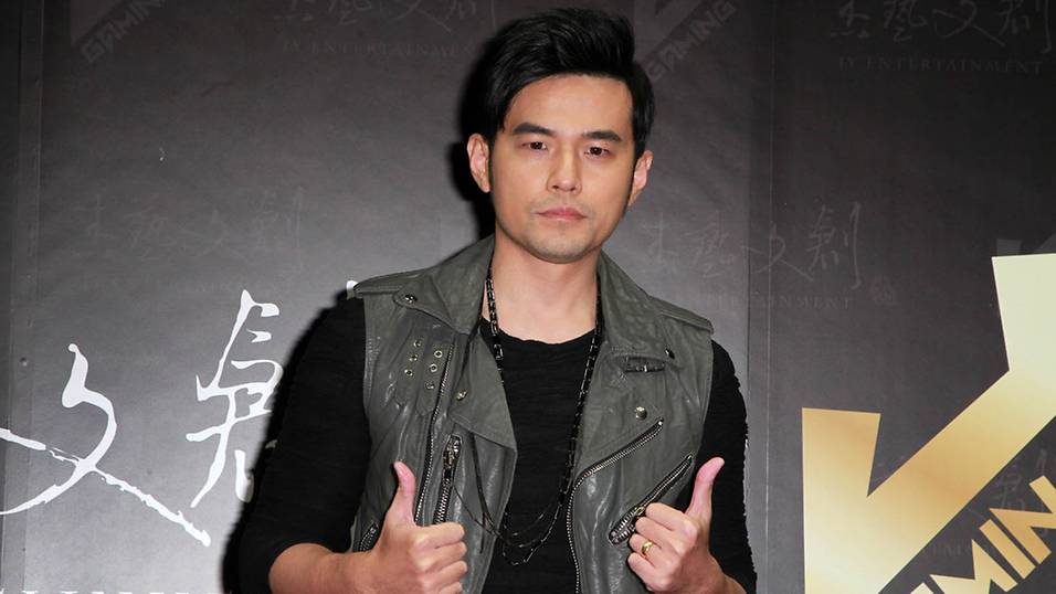 Jay Chou stays up gaming till daybreak - 8days
