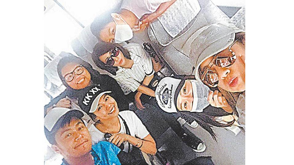 Celeb friends sing birthday song for Shone An at columbarium - 8days