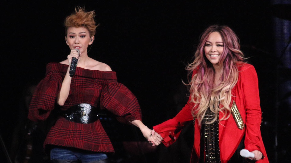 Stefanie Sun duets with A-Mei at a concert - 8days