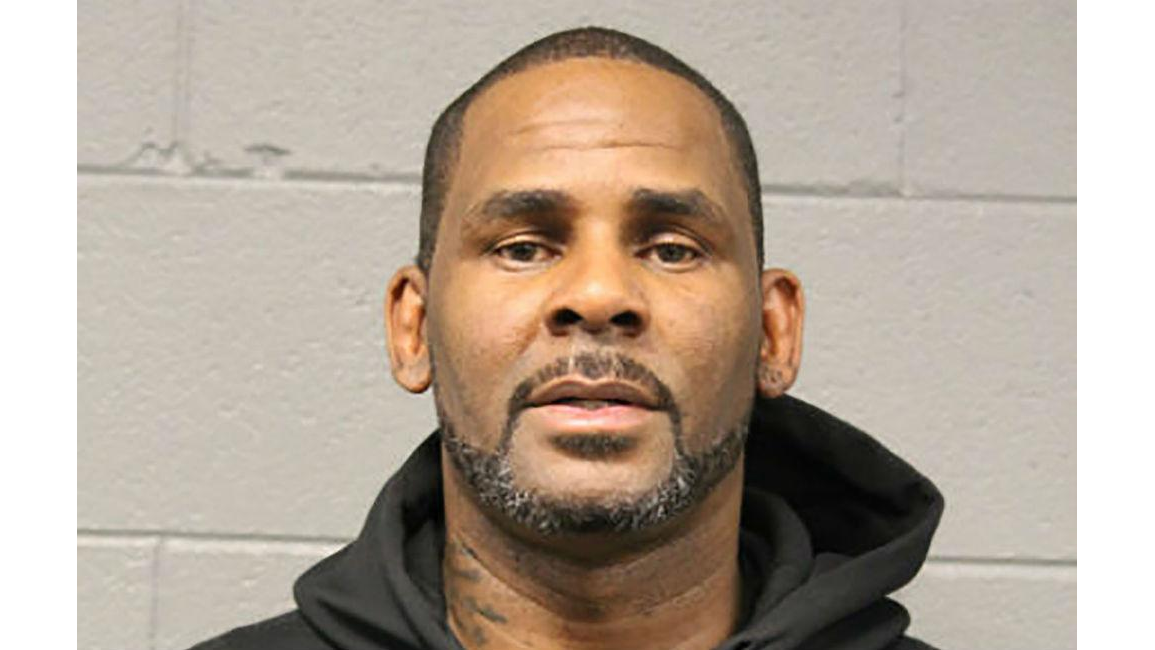 R Kelly's girlfriend returns home - 8days