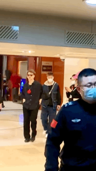 Jackson Wang’s Reaction To Forgetting His Mask Is So Hilarious ...