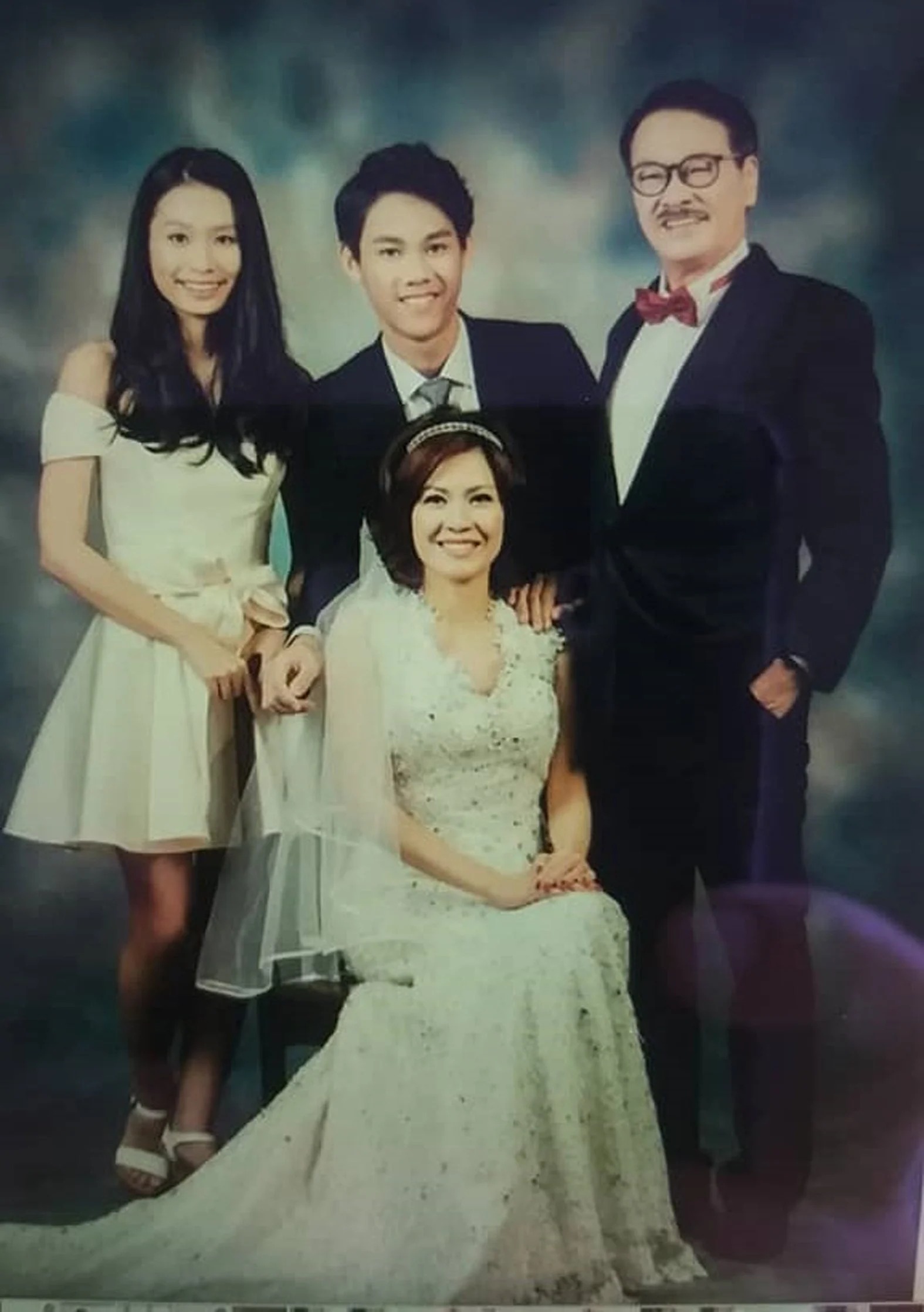 Netizen Shares Heartwarming Pics Of Ng Man Tat And His Wife In Memory ...