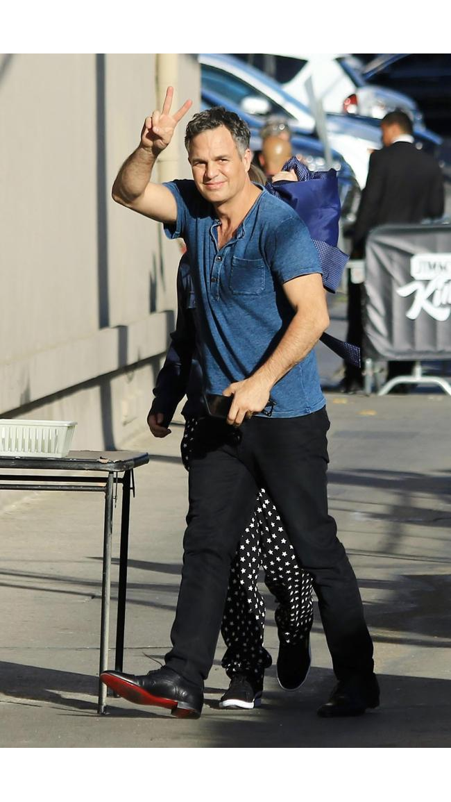 Mark Ruffalo throws peace sign to fans - 8days