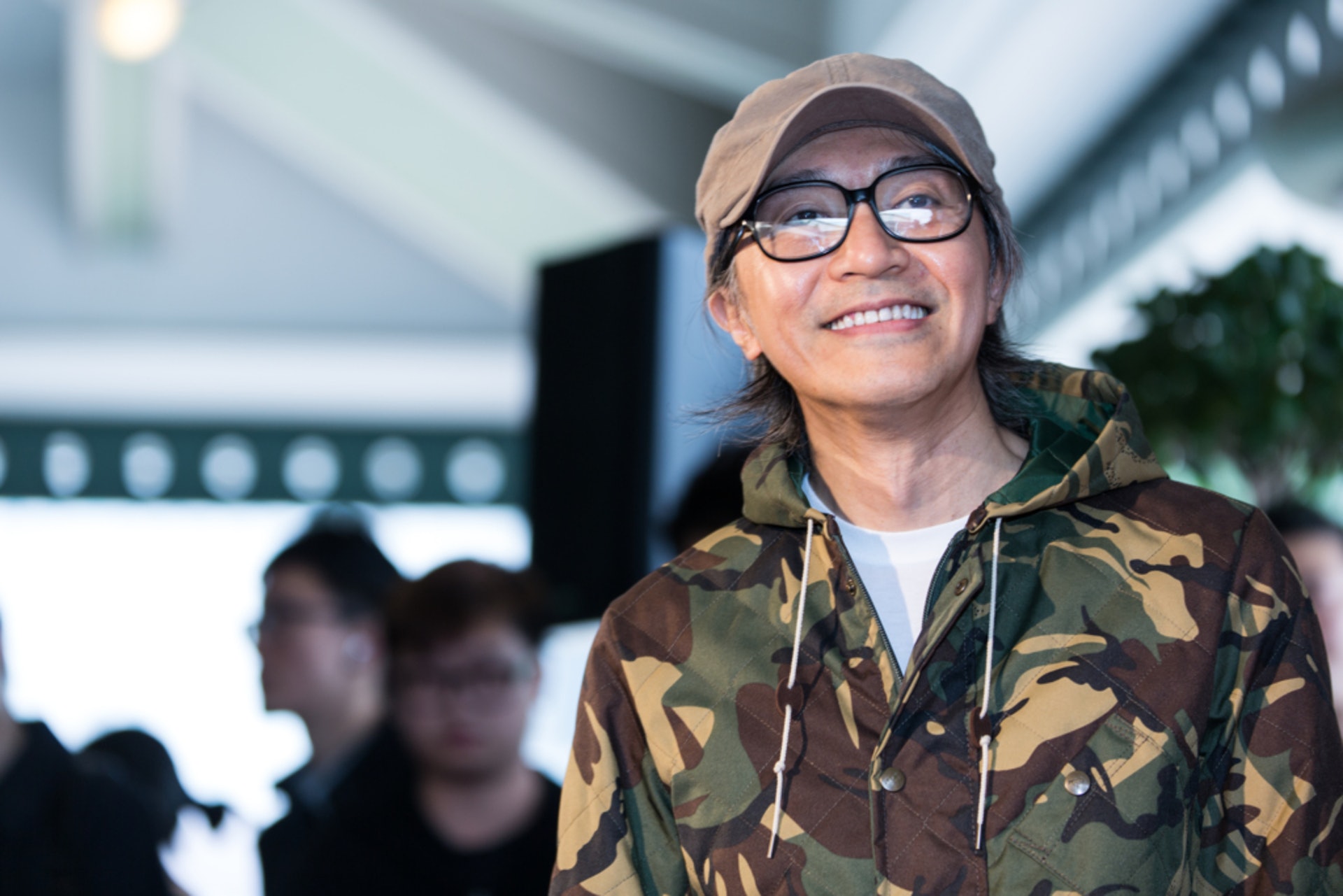 Stephen Chow Signs Autograph, Jokes With Fans Outside Packed Courtroom ...