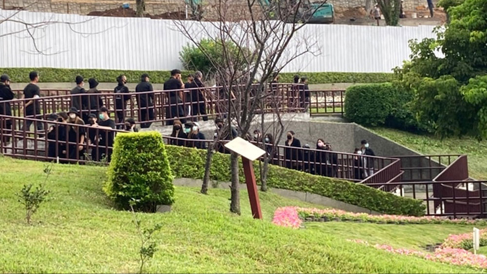 Alien Huang’s Ashes Laid To Rest In A Bed Of Flowers; No Headstone To ...