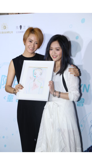 Gigi Leung surprises Jocelyn Chan at her album press conference - 8days