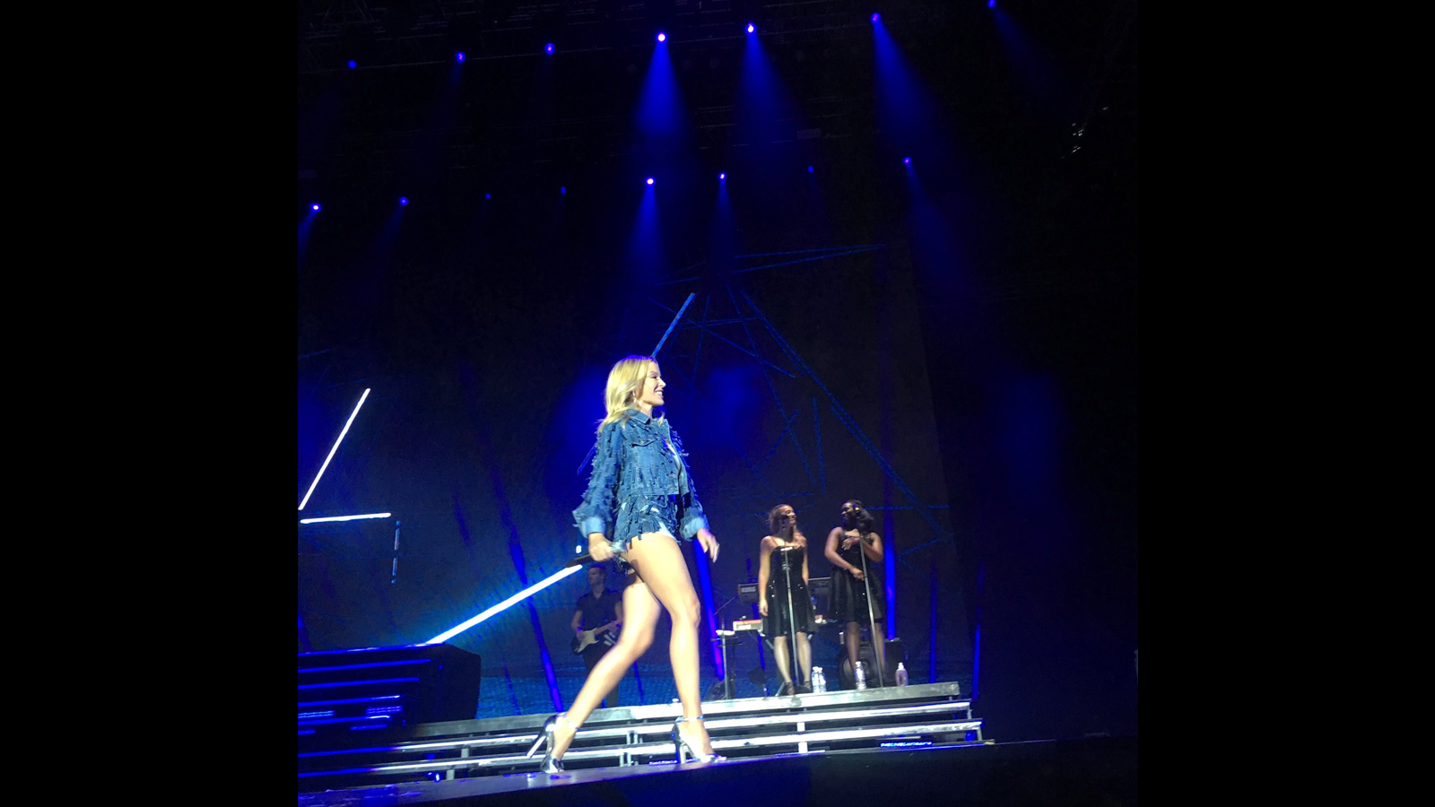 Kylie Minogue turns Padang Stage into dazzling discotheque - 8days