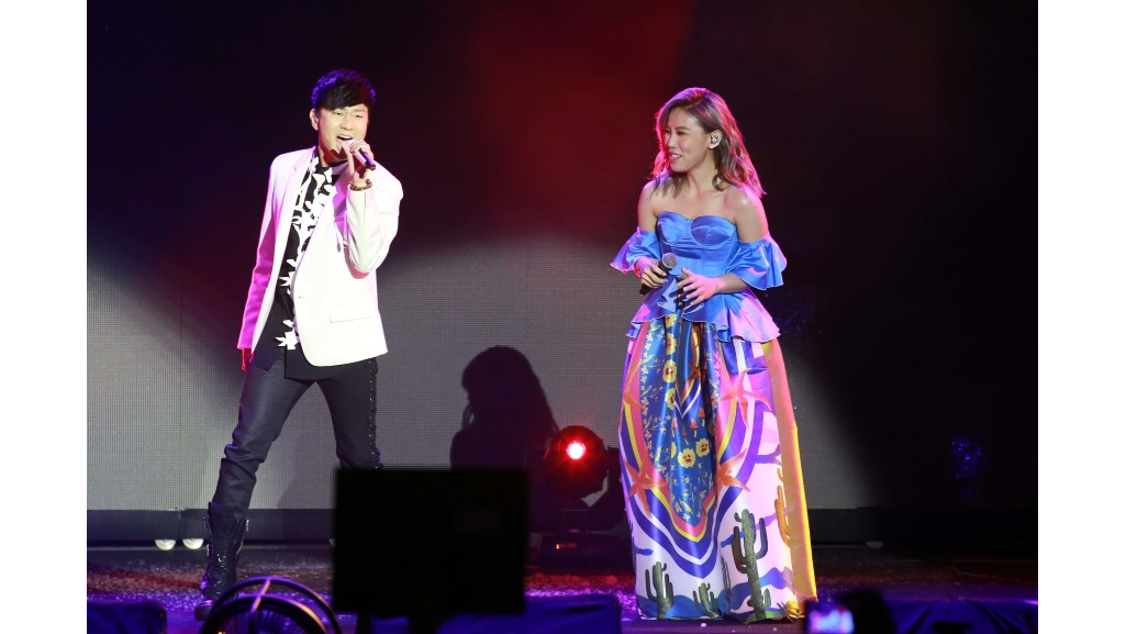 JJ Lin shares a duet with Jess Lee - 8days